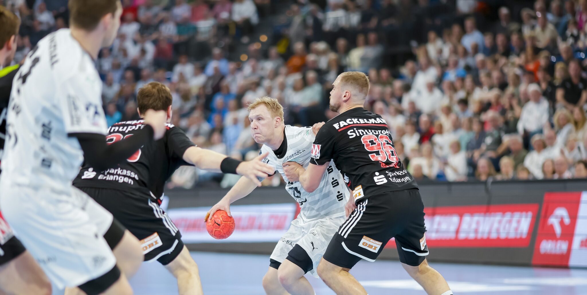 Energieschub nach Vier-Tore-Pausenrückstand: Zebras drehen Partie gegen den HC Erlangen - THW ...